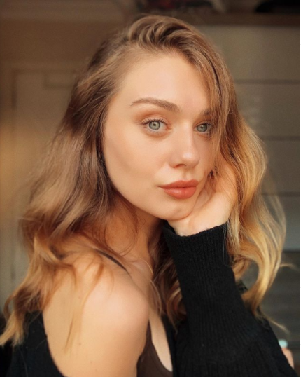 Melis Sarı Kimdir? Nereli ve Kaç Yaşında? | Tozlu Mikrofon