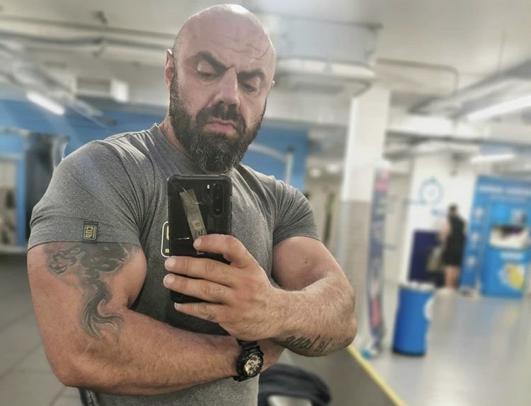 Cenk Hoca Kimdir? Eşi Kim? Yaşı, Boyu ve Kilosu Kaç? | Tozlu Mikrofon