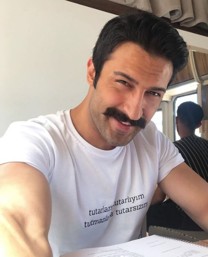 Emre Özmen Kimdir? Yaşı? Boyu? Oynadığı Diziler? | Tozlu Mikrofon