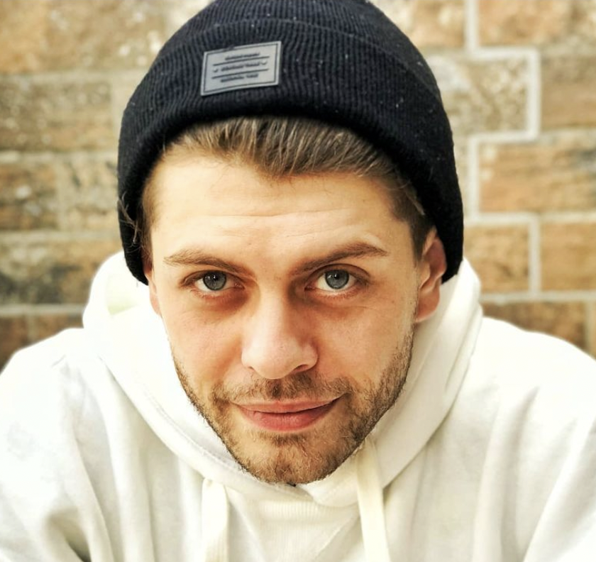 sezer-aricay-kac-yasinda | Tozlu Mikrofon