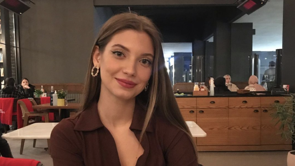 eliz-turker-kim | Tozlu Mikrofon