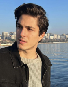 Enes Koçak Kimdir? Nereli ve Kaç Yaşında? Boyu? Dizileri? | Tozlu Mikrofon