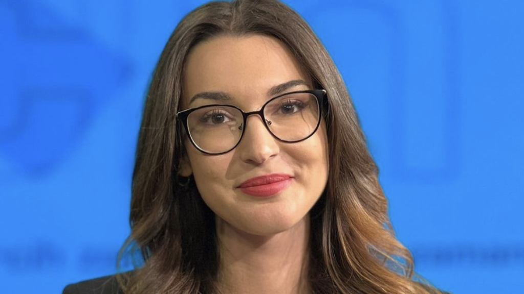 serra-taskiran-ozgur | Tozlu Mikrofon